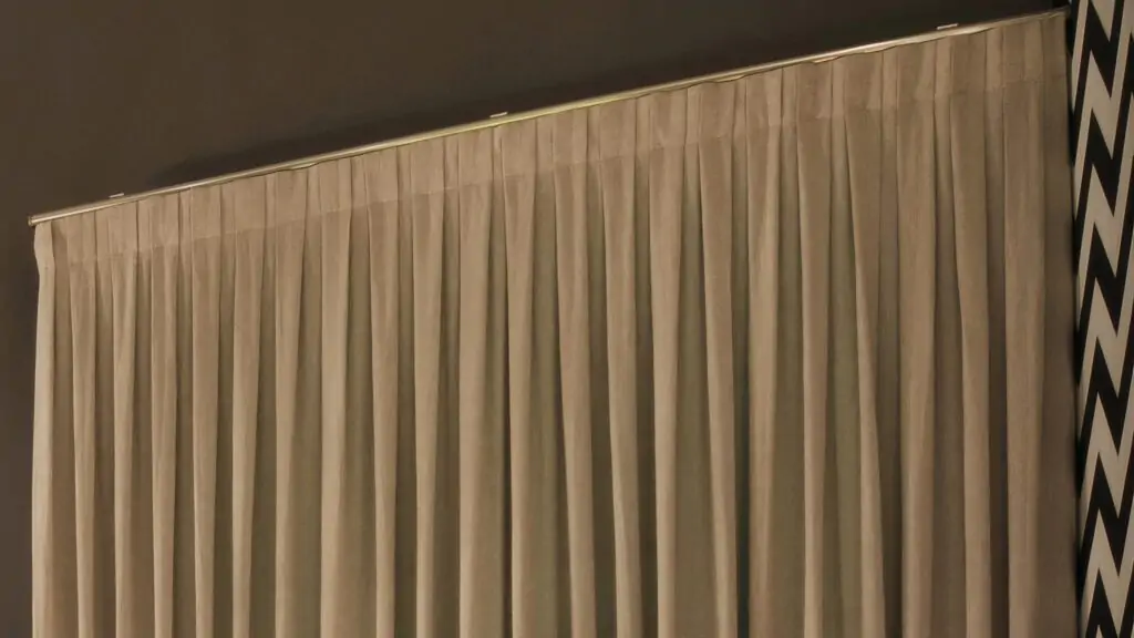 Quais são os tipos de pregas de cortinas? | Uniflex